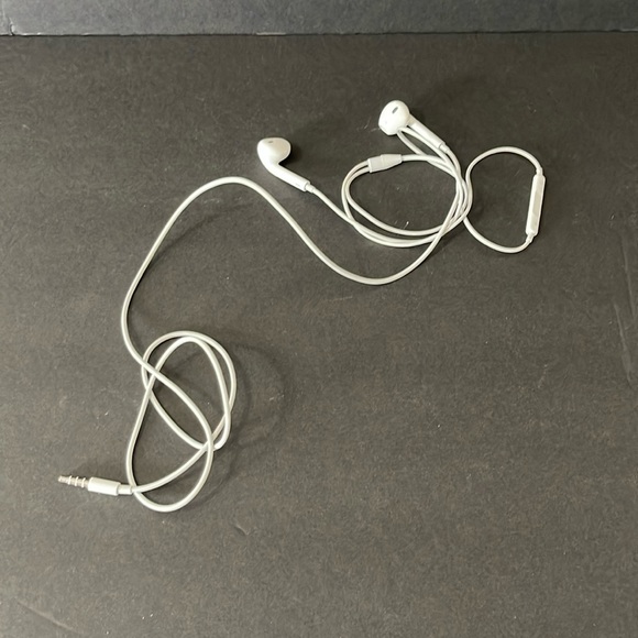 Apple | Headphones | Authentic Wired Apple Earbuds With Remote And ...